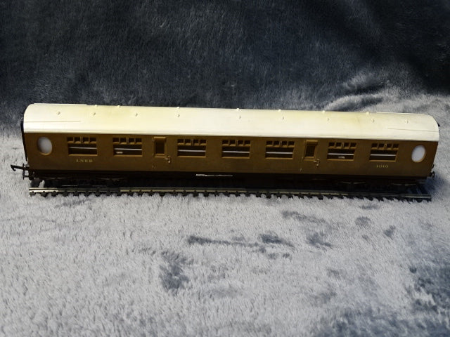 Hornby Triang LNER Teak coach 1010 - USED – HobbyTrax
