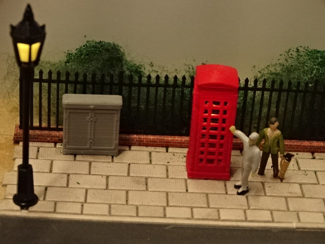 Illuminated red telephone kiosk and GPO box 00 gauge – HobbyTrax